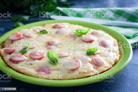 팬에 조리된 토마토와 소시지를 곁들인 피자 선택적인 초점 건강한 생활방식에 대한 스톡 사진 및 기타 이미지 건강한 생활방식