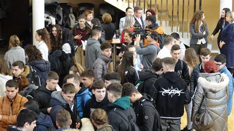 Стотици гимназисти се запознаха с условията за прием във варненските университети