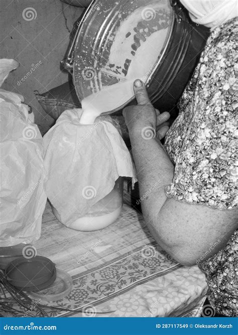 Foto Sobre El Tema De La Sirvienta Vertiendo Leche Imagen De Archivo