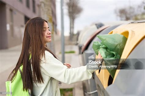 도시 거리의 재활용 쓰레기통에 쓰레기를 던지는 젊은 여자 25 29세에 대한 스톡 사진 및 기타 이미지 25 29세 거리 기후 변화 Istock