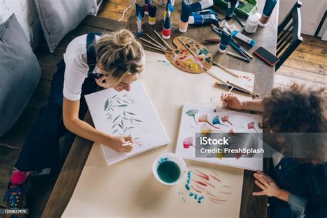 집에서 함께 그림을 그리는 두 명의 익명의 여성 아티스트 색칠한 이미지에 대한 스톡 사진 및 기타 이미지 색칠한 이미지 예술 그림 그리기 Istock
