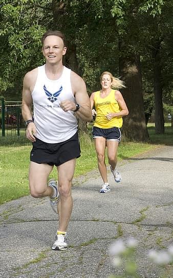 주자 경쟁 경주 진흙 장애물 피트 물 구두 스포츠 육상 경기 선수 적합 Pikist