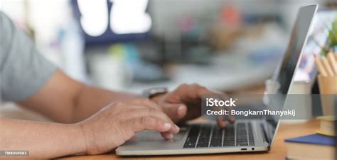 편안한 직장에서 노트북 컴퓨터에 입력 하는 사업가의 자른 된 샷 0명에 대한 스톡 사진 및 기타 이미지 0명 공란 노트북 Istock