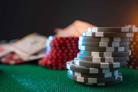 카지노 포커 칩과 돈의 배경에 대한 게임 테이블에 칩 게임 비즈니스배경 가능성에 대한 스톡 사진 및 기타 이미지 가능성 놀기 더미 Istock