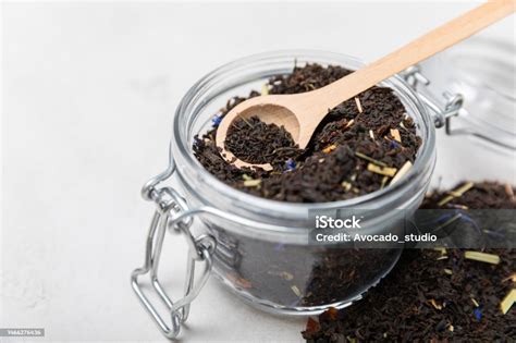 밝은 질감 배경에 차의 다른 종류 차 믹스구색블랙 그린 허브 및 히비스커스 차 측면도 공간을 복사합니다 0명에 대한 스톡 사진