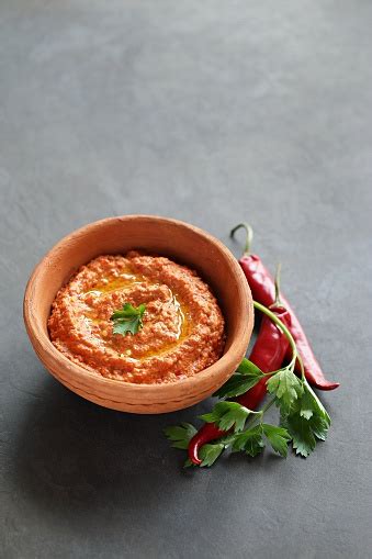 파프리카 딥입니다 신선한 파 슬 리와 마늘 양파 견과류 구운된 파프리카에서 전통적인 중동 딥 건강한 식생활에 대한 스톡 사진 및 기타 이미지 Istock