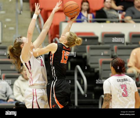 Oregon State Guard Jamie Weisner 15 Shoots Over Washington State