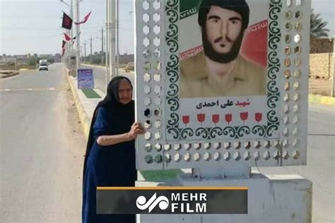 مادر شهیدی که هر روز قاب عکس فرزندش در خیابان را تمیز می‌کند خبرگزاری