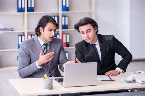 사무실에서 일하는 두 명의 젊은 직원 사무실에서 일하는 두 명의 젊은 직원 사진 배경 및 무료 다운로드를위한 그림 Pngtree