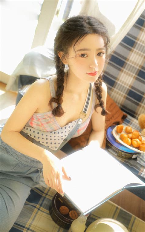 头发卷卷超可爱大眼睛美少女萝莉双麻花辫