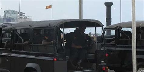 මිනිස්සුන්ට කන්නවත් නැති වෙලාවේ වාහන 7ක් පිරිවරාගෙන ගාල්ල පැත්තට වේගයෙන් ගිය තරු ගහගත්ත වාහනය