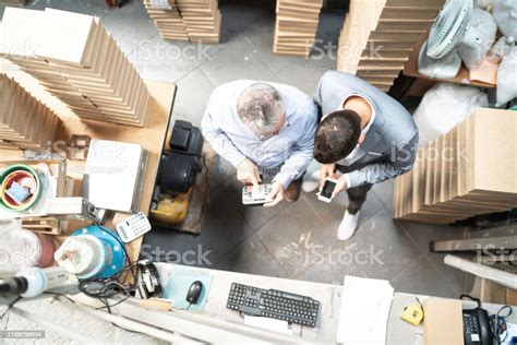 나무 상자로 가득 찬 창고 에서 사업을하는 노인과 청년의 최고 전망 비즈니스에 대한 스톡 사진 및 기타 이미지 비즈니스