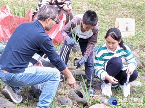 鳶尾花植栽體驗樂趣多 親子為家園注入新生機