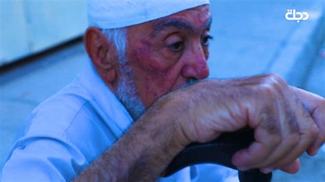 اب يضرب بالعصا واجلكم الله بالحذاء ويطرد من البيت وهو مصاب بجلطه علي