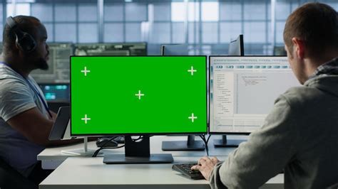 Инженер в серверном хабе использующий макетный ПК для ремонта оборудования для хранения наборов