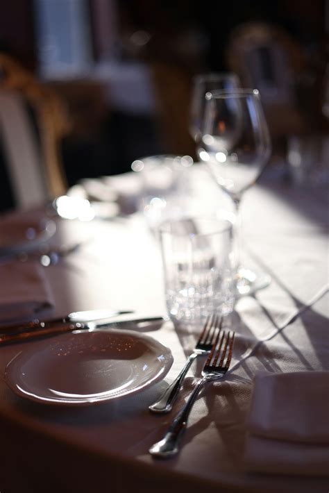 실내 갈라지다 격식 있는 광택이 나는 테이블 그릇 냅킨 럭셔리 레스토랑 리셉션 매우 복잡한 모임 보울