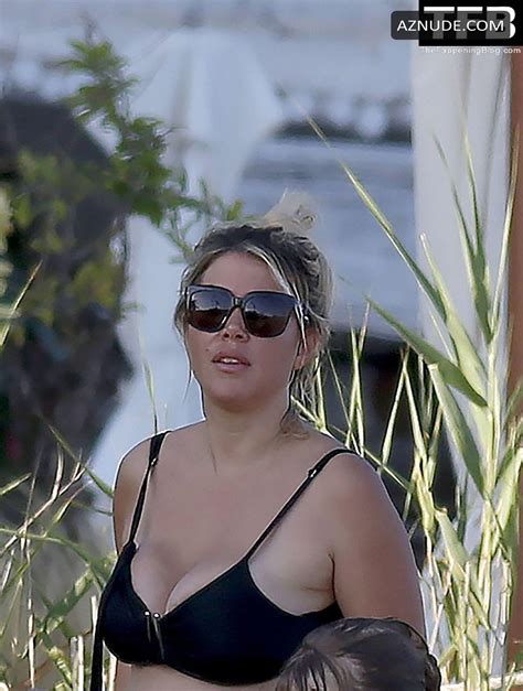 Wanda Nara Sexy Seen Flashing Her Nude Boobs On The Beach In Ibiza Aznude
