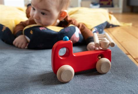 Dřevěné hasičské auto červené barvy | BeWooden