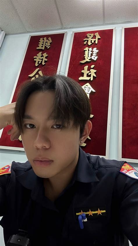 懇求大家颱風天 好好待在家 沒事不要外出 剛還有三位朋友一起相約去看佛光盃 我該去朋友家把他們綁起來 阻止他們出門嗎