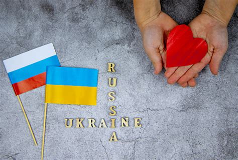 회색 콘크리트 배경에 러시아 우크라이나의 비문과 깃발의 상단 보기 아이들의 손은 붉은 마음 평화의 개념 선함 우정을 보유하고 국가 지리적 지역에 대한 스톡 사진 및 기타