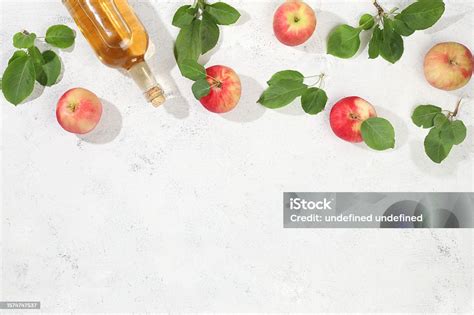 햇볕이 잘 드는 테이블에 사과 사이다 음료 주스 또는 발효 과일 음료 및 재료 가을 배너입니다 다이어트와 체중 감량의 개념 건강한 식생활 신체 해독 건강한 생활방식에 대한