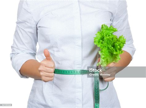 다이어트 개념입니다 측정 테이프를 가진 그녀의 허리 둘레를 측정 하는 상 추와 함께 젊은 여성 가냘픈에 대한 스톡 사진 및 기타 이미지 Istock