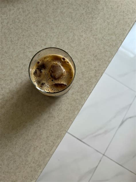 거품 커피 꾸미다양조하다 단순한 우아함 대리석 조리대 대리석 표면 매일 카페인 미니멀리스트 스타일 브라운 커피 아이스 카푸치노 아이스 커피 아침 다과