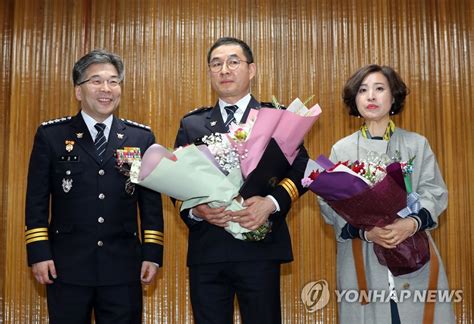 특진 경찰관 축하는 경찰청장 연합뉴스