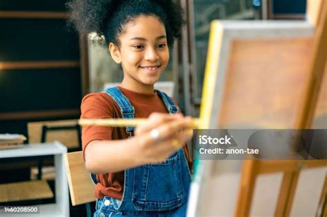 교실에서 그림을 그리는 아프리카 아이들 어린 소녀 행복 하 고 재미있는 공부와 캔버스에 아크릴 색 그림 놀이 학교 스튜디오에서 선생님과 함께 그림을 그리는 아이들 미술