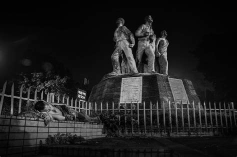 সন্ত্রাস বিরোধী রাজু ভাস্কর্য এর পাশে নিশিন্ত নিদ্রায় বাংলার নাগরিক