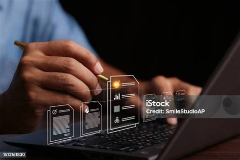 문서 관리 시스템은 문서 디렉토리가 있는 사무실의 랩톱 컴퓨터에서 작업하는 It 컨설턴트가 설정합니다 회사 파일 정보를 보관 검색 및 관리하기 위한 소프트웨어 전사적 자원