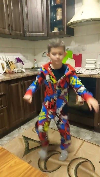 я танцую под хеллуинскую музыку Youtube