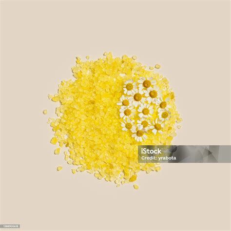 카모마일의 허브 추출물이 있는 노란 목욕 소금 바다 바다 소금 결정 더미클로즈업 카모마일 꽃 중성 베이지 색 스파 배경 천연 유기농 제품 한방 의학 0명에 대한 스톡 사진
