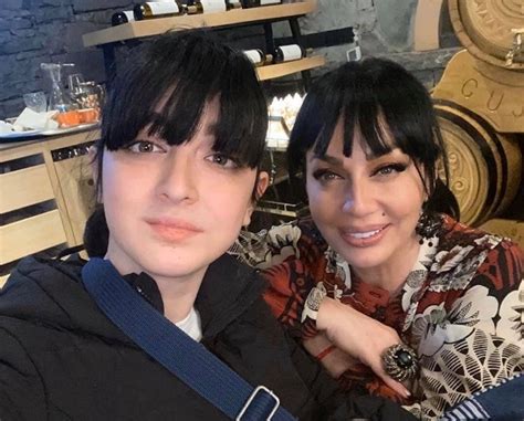 როგორ დაემსგავსა ლელას ლელა წურწუმიას შვილი 18 წლის გახდა როგორ მიულოცა მომღერალმა შვილს