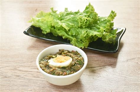 매운 다진 돼지 고기 태국 칠리 붙여 넣은 토핑 삶은 계란 먹는 커플과 신선한 야채 상추에 대한 스톡 사진 및 기타 이미지 상추 컵 건강한 식생활 Istock