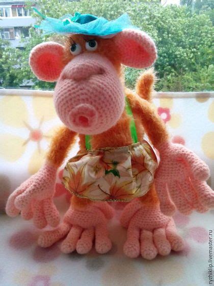 Пушистая вязаная обезьянка с голубой бантом