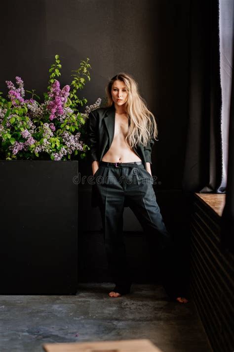 Una Mujer Rubia Sexy Topless Con Chaqueta Negra En Una Habitación