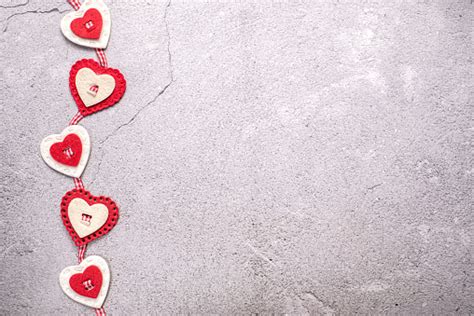발렌타인 데이 에 레드와 휘티의 장식 시멘트 배경에 마음을 느꼈다 14에 대한 스톡 사진 및 기타 이미지 14 2월 공휴일 Istock