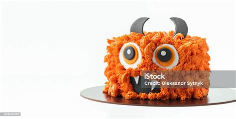 흰색 배경에 괴물 테마 케이크 흰색에 고립 된 오렌지 푹신한 크림 치즈 프로스팅을 곁들인 할로윈 케이크 생일에 대한 스톡 사진 및 기타 이미지 Istock