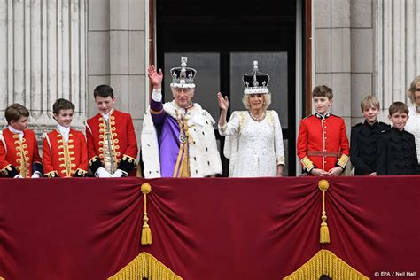 Zo'n 1,5 miljoen mensen zien kroning Charles en Camilla op NPO 1 ...