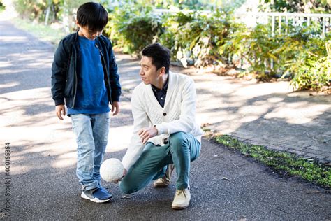 息子と仲良く公園でサッカーをする父親 Stock Photo Adobe Stock