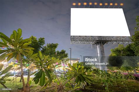 도시 거리의 빌보드 빈 화면 클리핑 경로가 포함되어 있습니다 상업 광고에 대한 스톡 사진 및 기타 이미지 상업 광고 조명 장식 0명 Istock