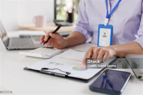 비즈니스 데이터 회계 문서 및 사무실에서 노트북 컴퓨터를 계산하기 위해 계산기에서 작업하는 비즈니스 여성 또는 회계사 손 펜을