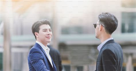 비즈니스 핸드셰이크 개념입니다 거래를 성사시키는 두 사업가 협상의 악수 도시 배경 사진 Unsplash의 악수 이미지