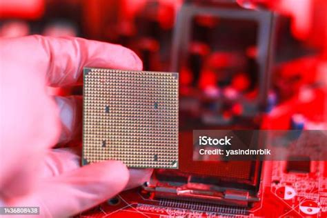 마더보드에 Cpu 칩 마이크로프로세서 소켓을 설치하는 기술자 0명에 대한 스톡 사진 및 기타 이미지 0명 Cpu 공학