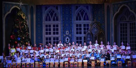 ФОТО “Цөмөөхэй” балетад оролцсон сурагчдад гарын бэлэг гардууллаа