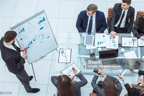사무실 직장에서 새로운 금융 프로젝트의 프리젠 테이션 금융에 대한 스톡 사진 및 기타 이미지 금융 요법 개발 Istock