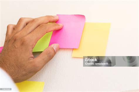 사무실에서 회의를 위한 유리 미리 알림 일정 게시판에 비즈니스 사람들 손 포스트 스티커 메모 용지와 함께 의사 소통 공유 아이디어 기획 Dicussion 작업 및 메모리