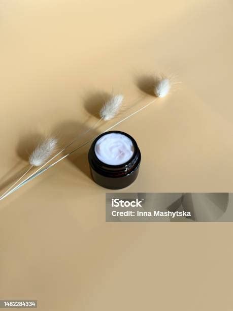 제로 웨이스트 화장품 용기의 평면도 화이트 크림으로 스킨 케어 포장을 개봉합니다 유기농 화장품의 개념 간판에 대한 스톡 사진 및 기타 이미지 Istock