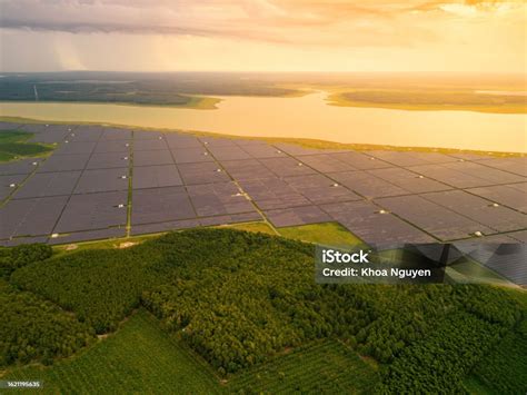 베트남 Tay Ninh의 흐린 하늘이 있는 시골에 태양광 발전 패널이 여러 줄로 늘어선 지속 가능한 대형 발전소의 조감도 전자 산업에 대한 스톡 사진 및 기타 이미지